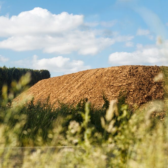 What are the benefits of building with clay