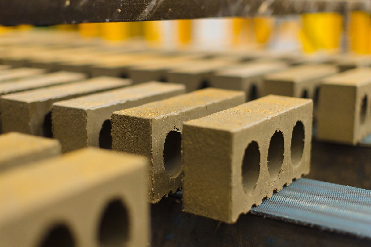 What are the benefits of building with clay