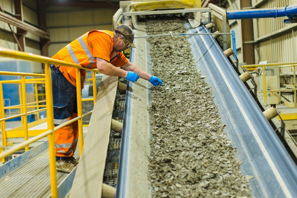 What are the benefits of building with clay